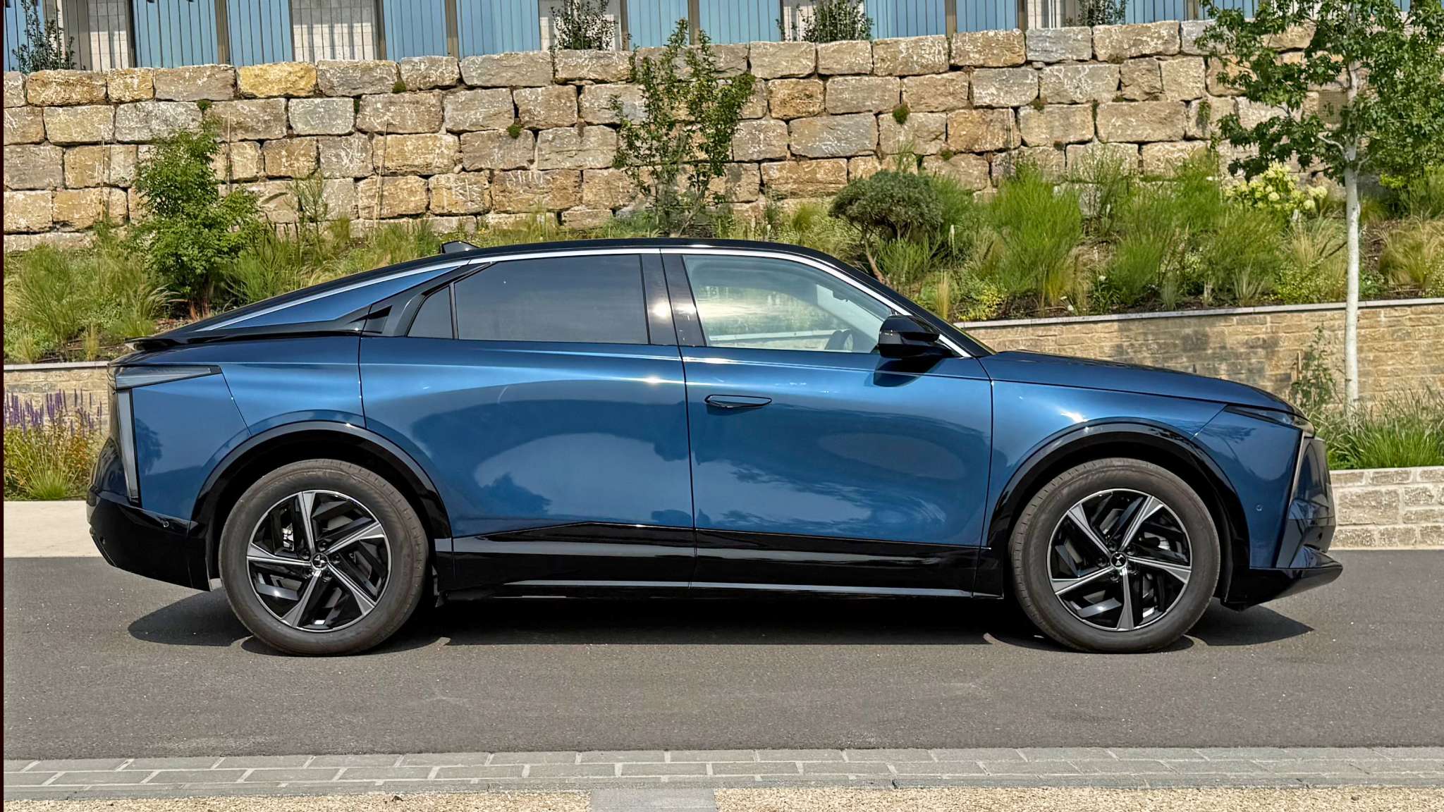 DS N°8 FWD Long Range – Probefahrt im Elektro SUV Coupé | die-autotester